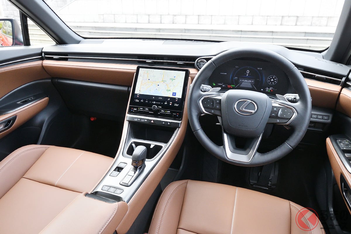 レクサス「“最小”高級SUV」がスゴい！ 全長4.2mの小型ボディ×豪華デザイン採用！ 「LBX」一体どんな人が買うのか？