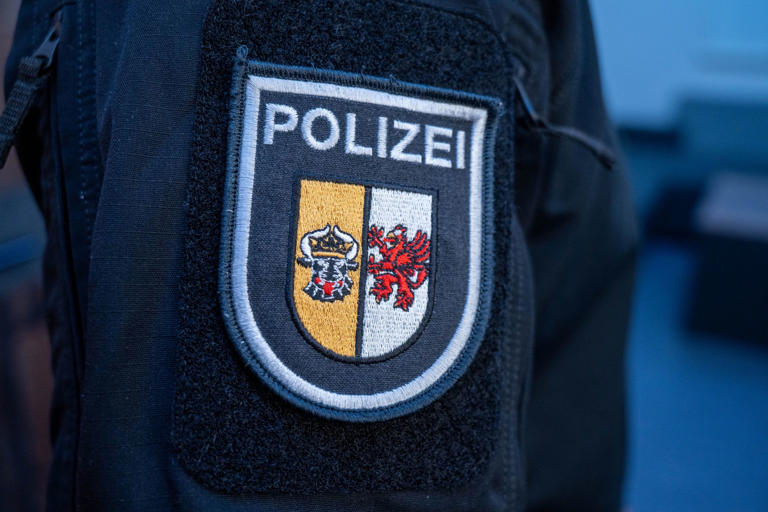 Betrunkener bedroht Polizisten mit 32-Zentimeter-Messer