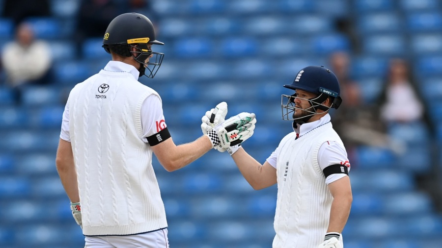 England on course with Duckett-Crawley century stand