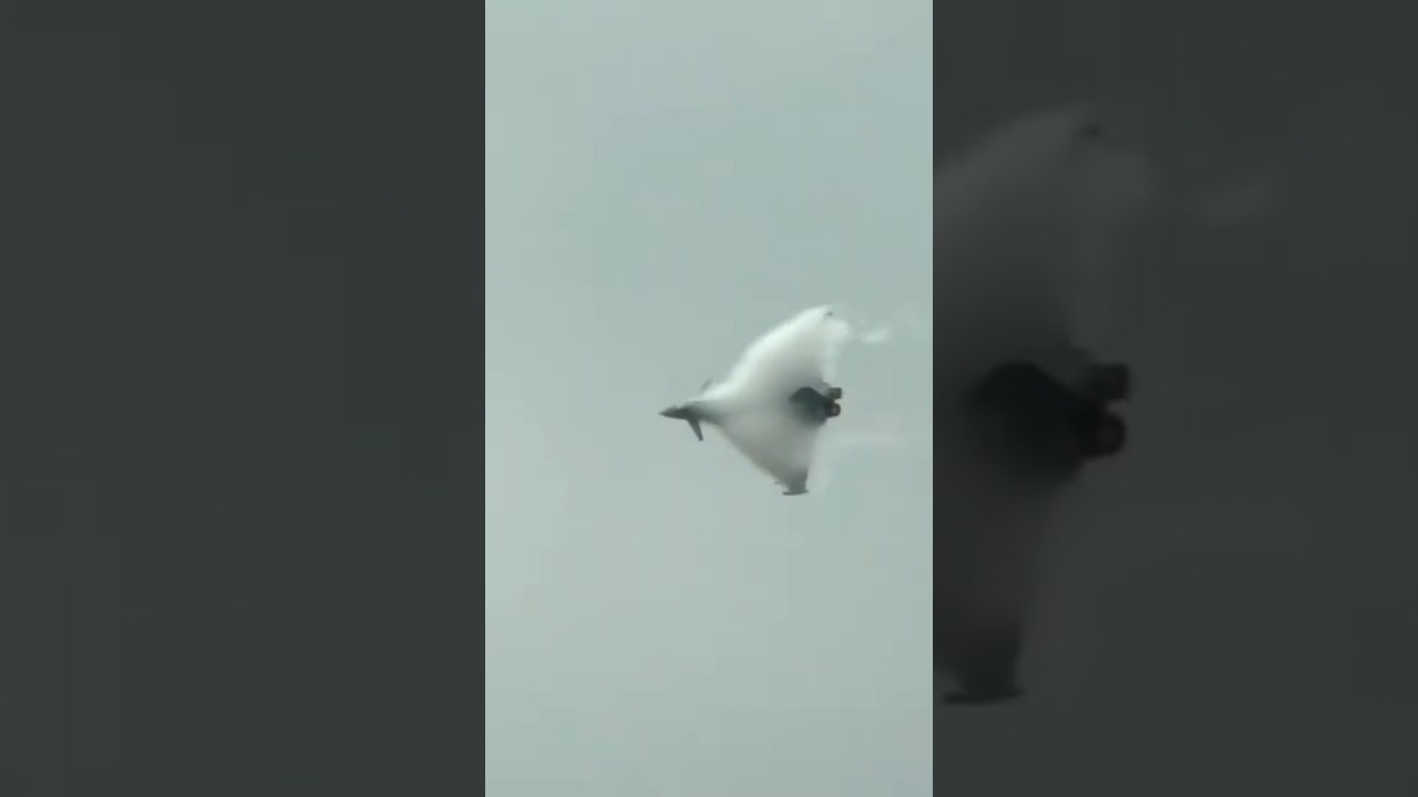 Eurofighter EF2000 Tight Turn Vapor Pull