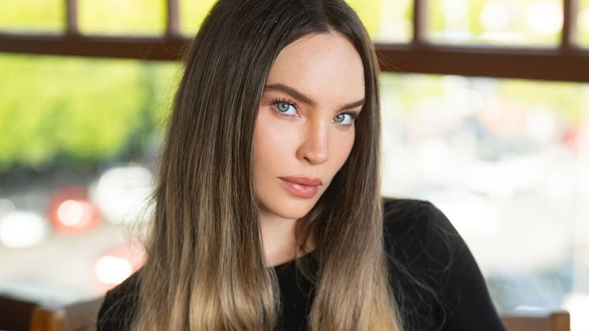 Belinda impone tendencia: El poder del 'total black' con abrigo Courrèges
