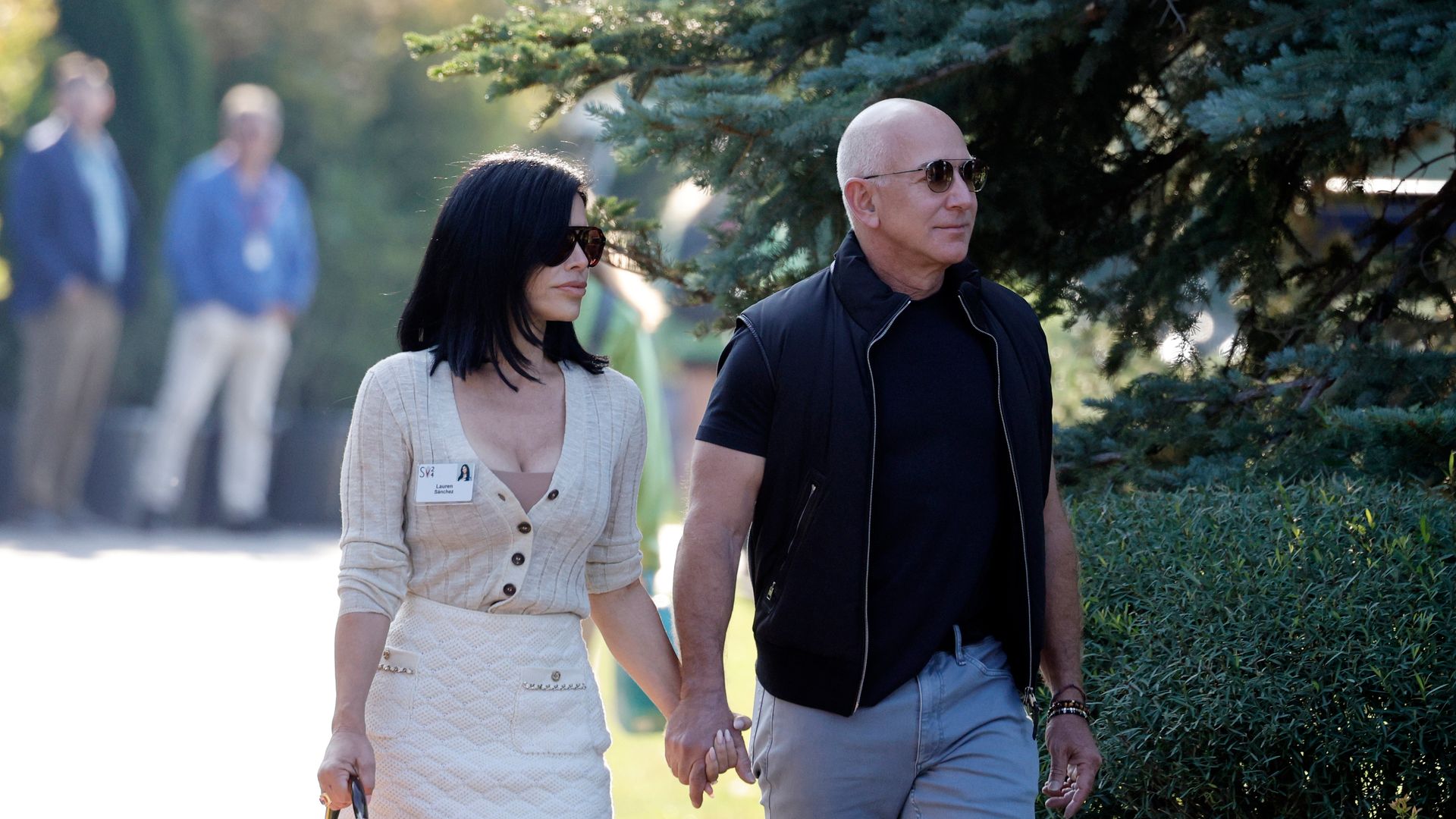 Jeff Bezos and Lauren Sánchez show off their abs in a foam party aboard ...