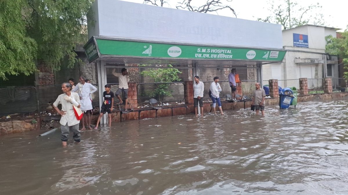 Jaipur Rain: जयपुर में मुसीबत का सबब बन रही है बारिश, जगह-जगह हो रहा है ...