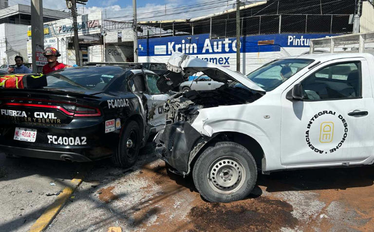 Patrulla de Fuerza Civil choca a camioneta en el Centro de Monterrey; se habría pasado el alto