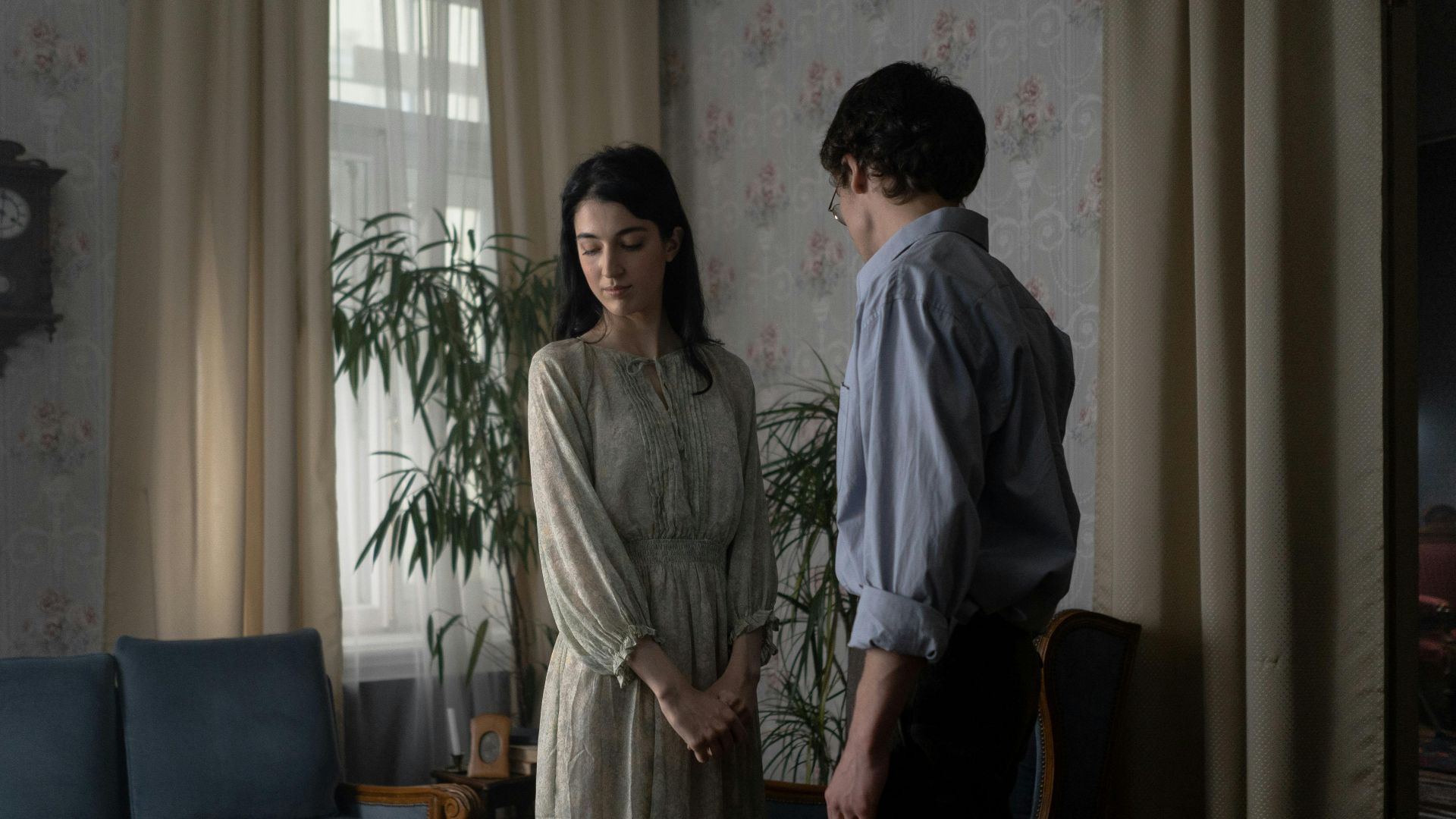 20 Signs The Person You Love Doesn't Love You Back