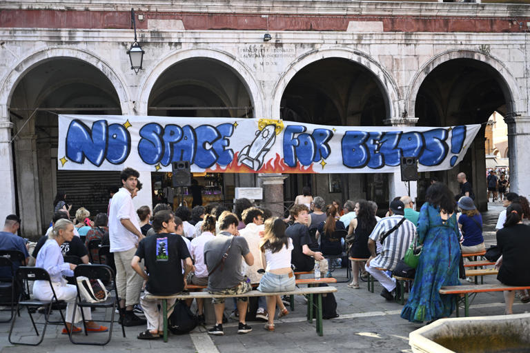 Protests pop up in Venice before Jeff Bezos-Lauren Sánchez wedding: See ...