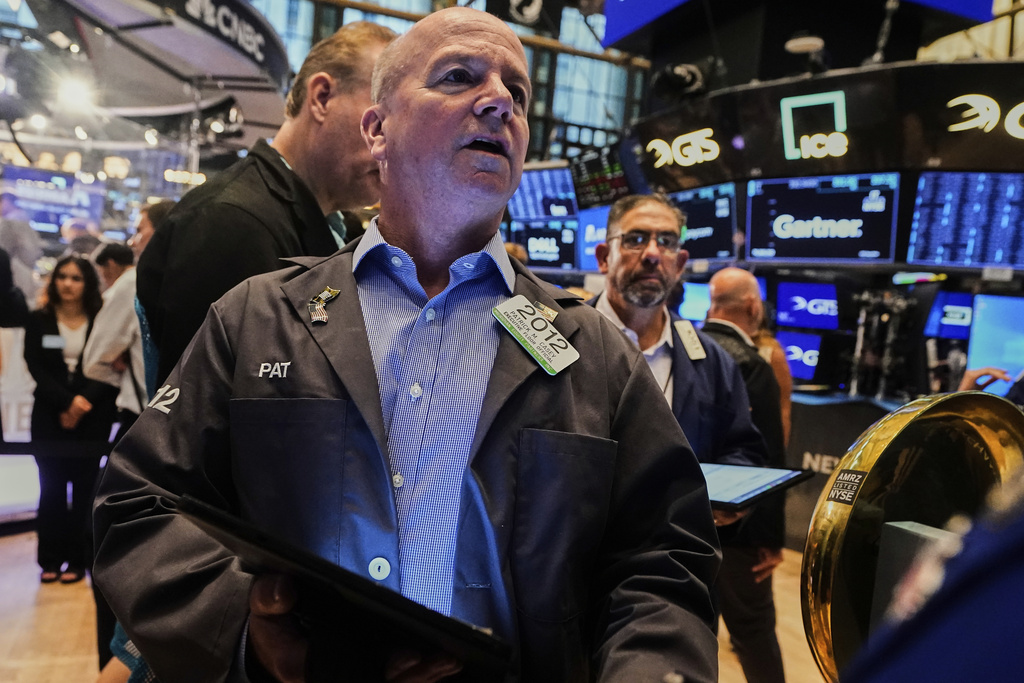 US stocks approach their all-time high as oil prices tumble