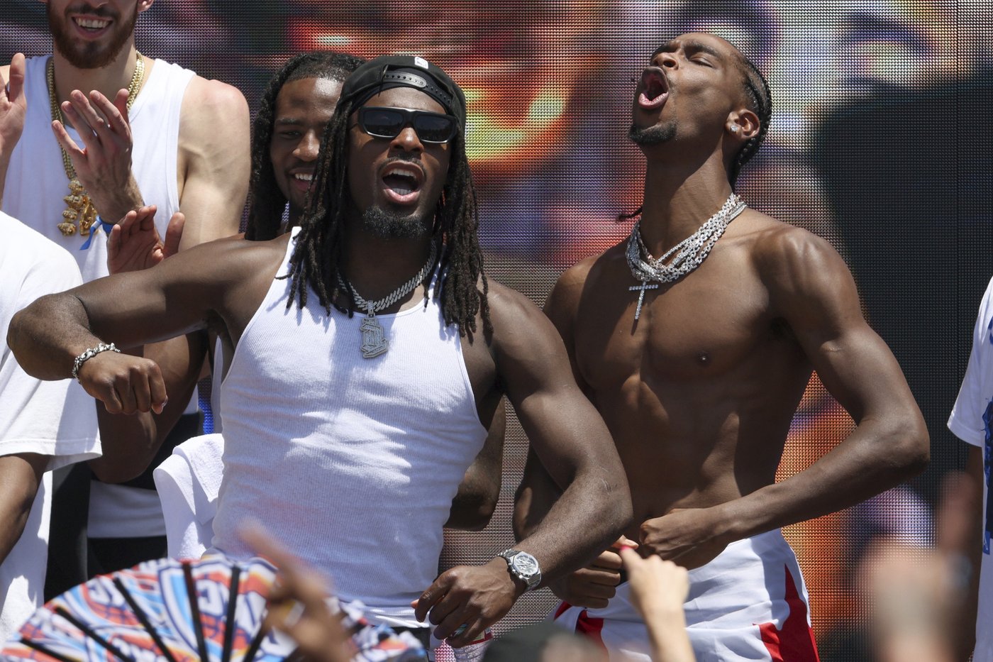 Les partisans du Thunder acclament leurs favoris à l'occasion du défilé ...