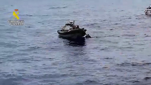 Un hombre que intentaba cruzar de Tenerife a Gran Canaria en un palet ...
