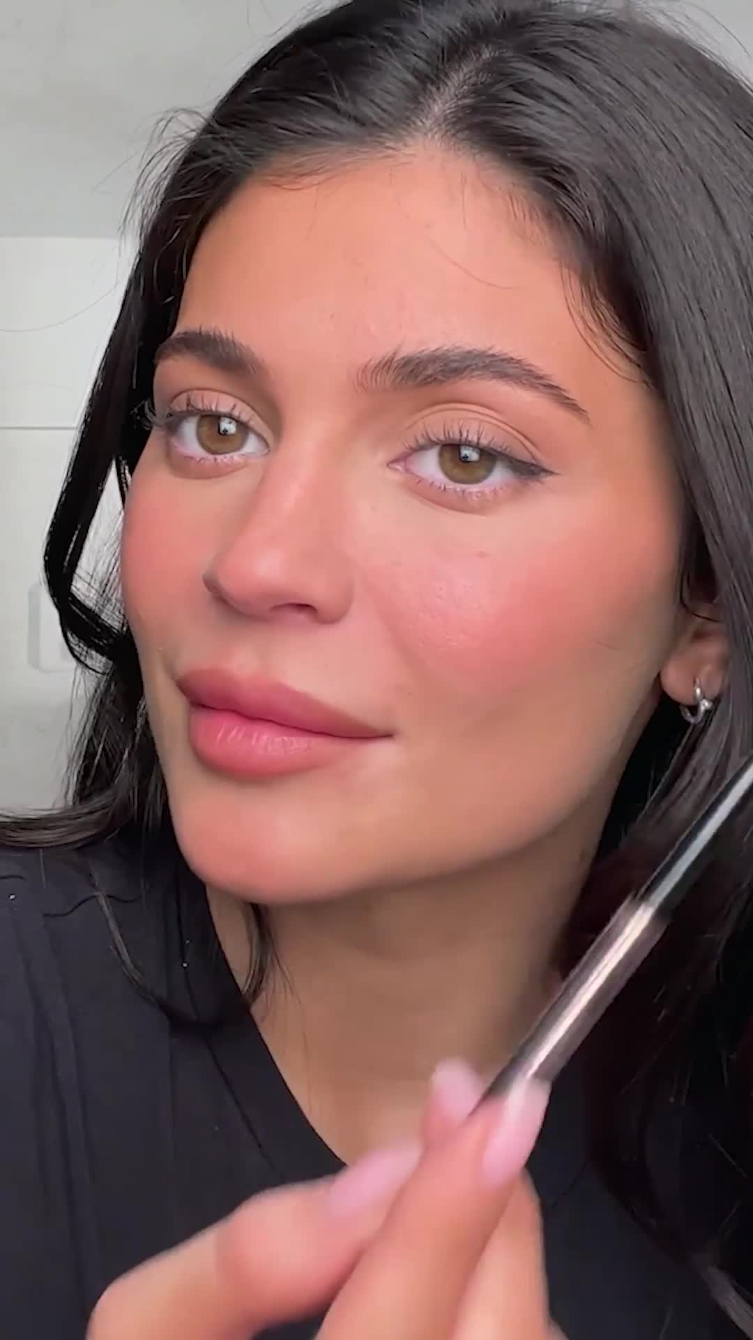 Kylie Jenner's Beauty Routine "Thin Brows Are In!"