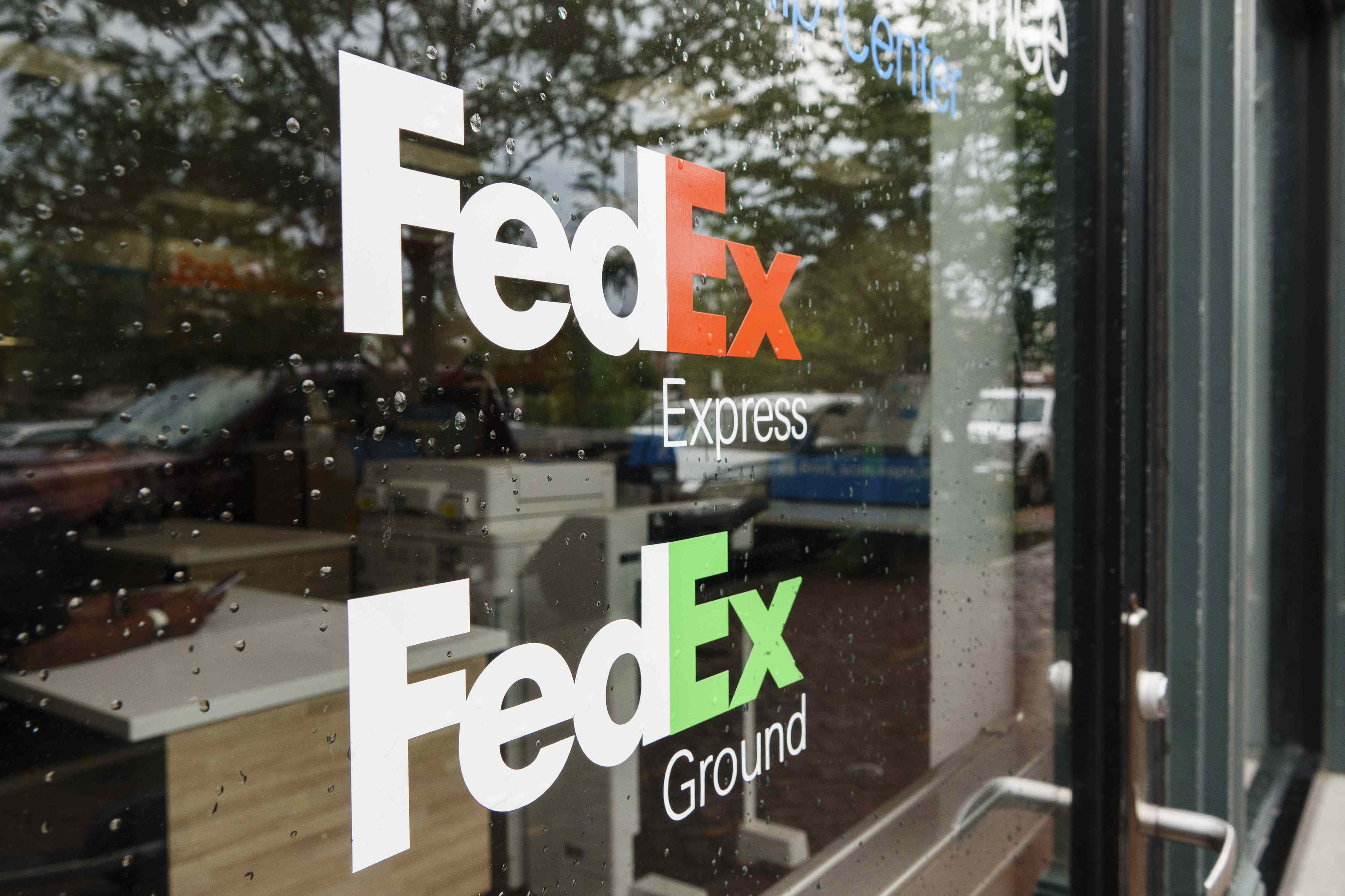 FedEx Stock Slides as Shipping Giant Shelves Full-Year Forecast