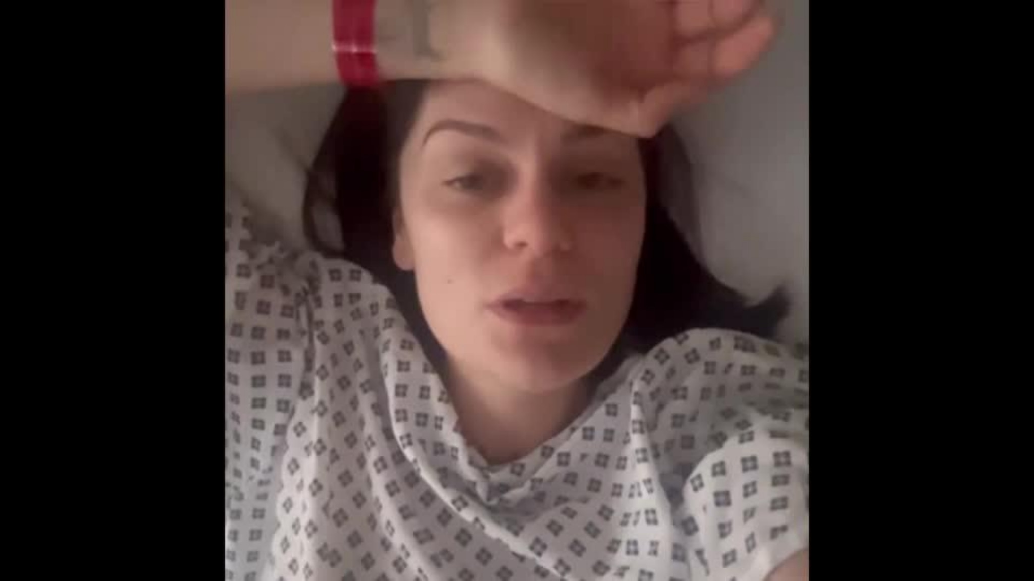 Jessie J posta un video dall'ospedale: "Sono stata operata al seno"