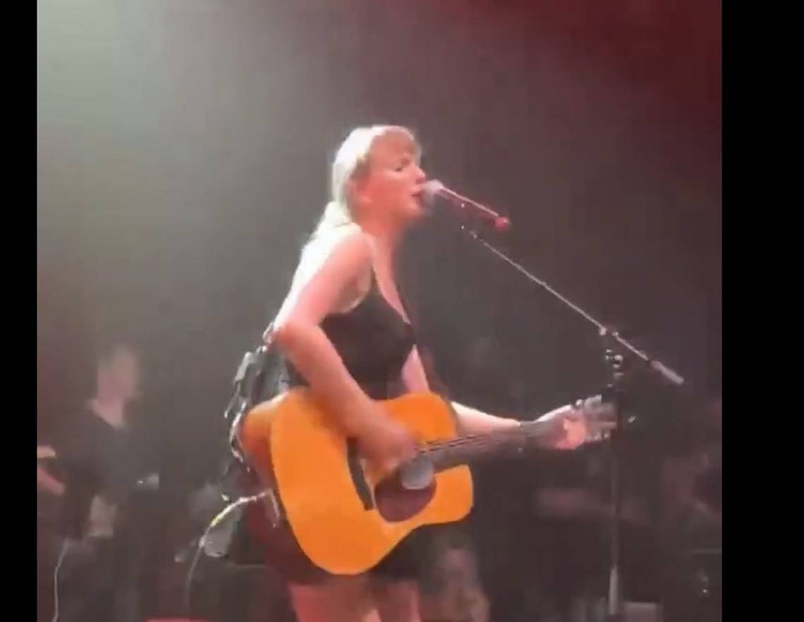 Taylor Swift sings ‘Shake It Off' on stage at concert for Travis Kelce ...