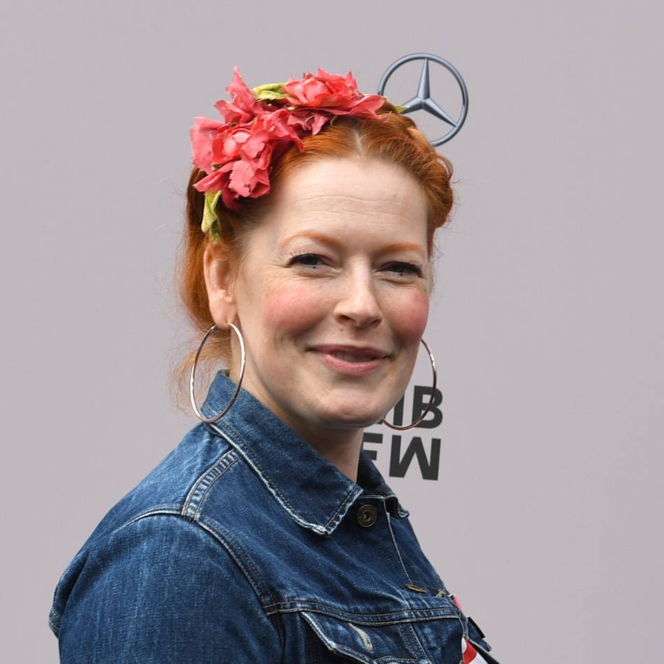 Enie van de Meiklokjes: Das ist die Moderatorin mit den roten Haaren