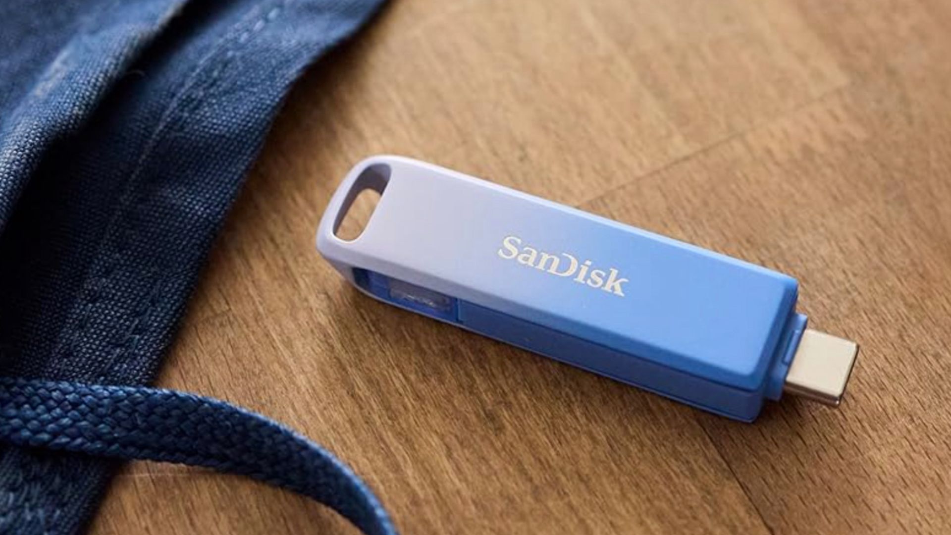 SanDisk’s Nifty 128GB USB-C and Lightning Flash Drive Is on Sale