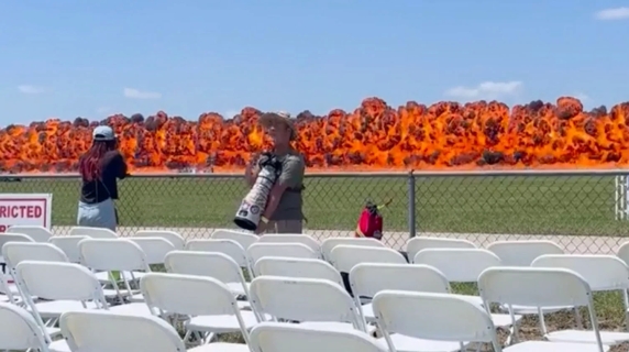 Air Show in Ohio, un fotografo si gira al momento sbagliato e perde lo ...