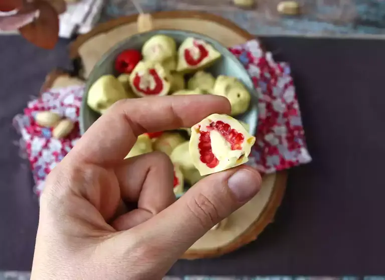 Franui with pistachio, delicious coated raspberries, melting and crunchy