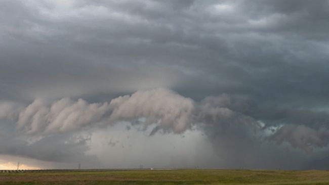 Timelapse Captures Supercell Creeping Over Fields in Denver Area