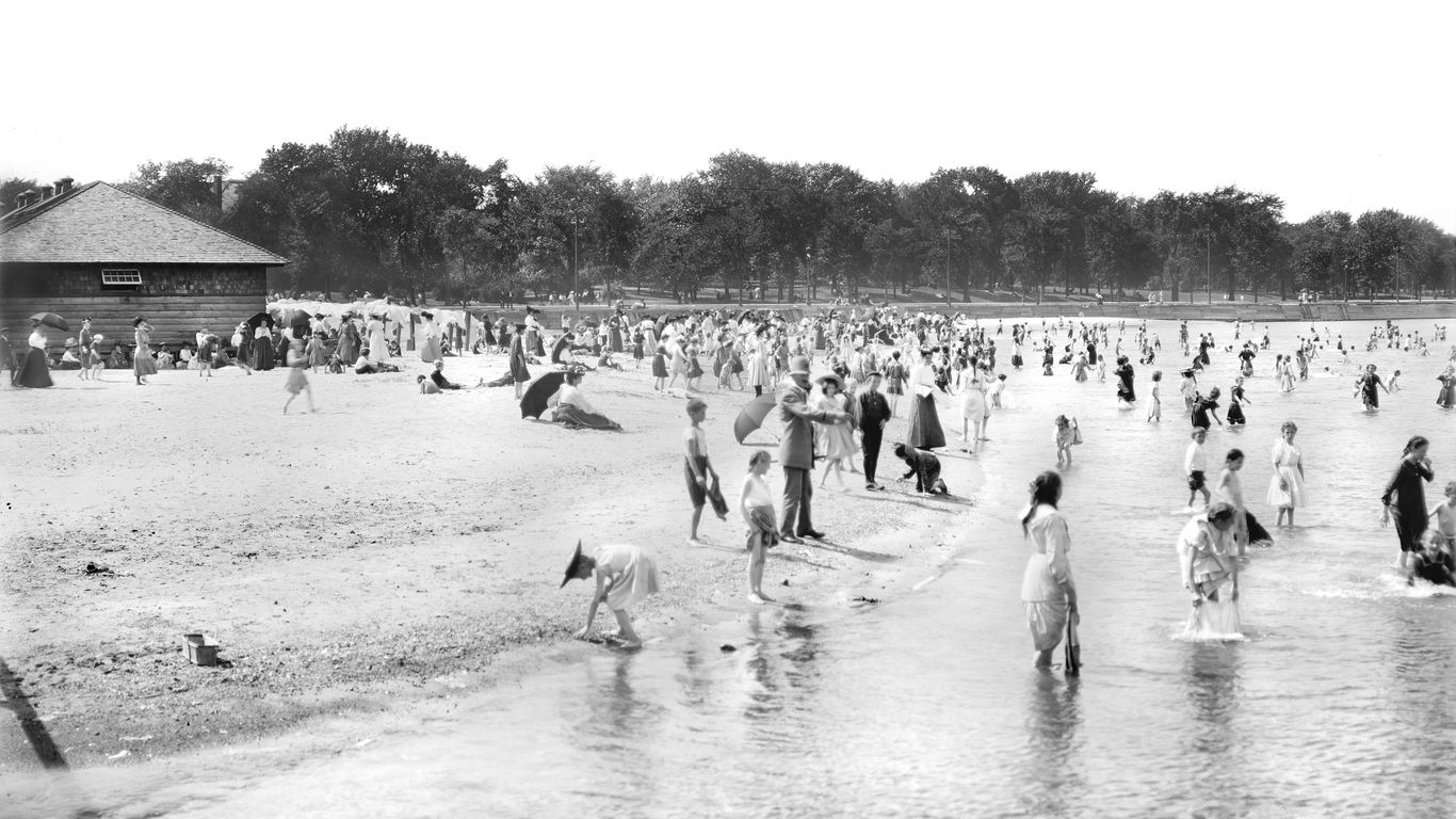 This 1905 photo shows Chicagoans flocking to the city's first public beach