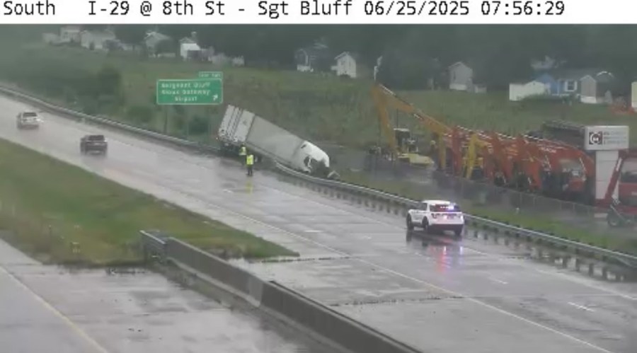 I-29 lane reopened after semi crash