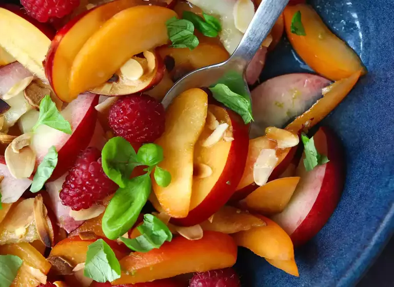 Ensalada de frutas de verano con melocotón, albaricoque y frambuesa ...