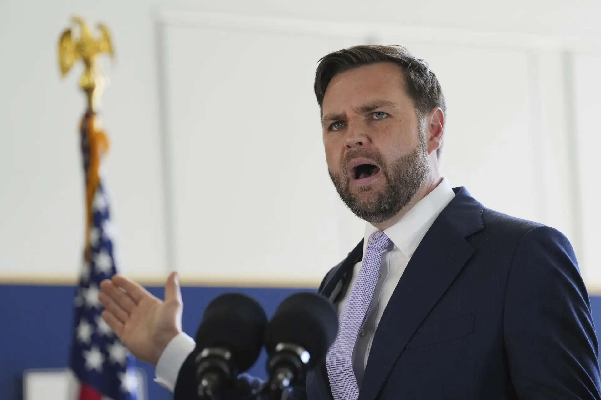 'So fake, corny': JD Vance makes controversial gesture during Ohio ...
