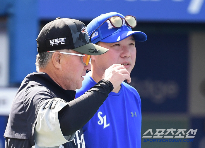Director Park Jin-man, who ran to director Kim Kyung-moon and greeted ...