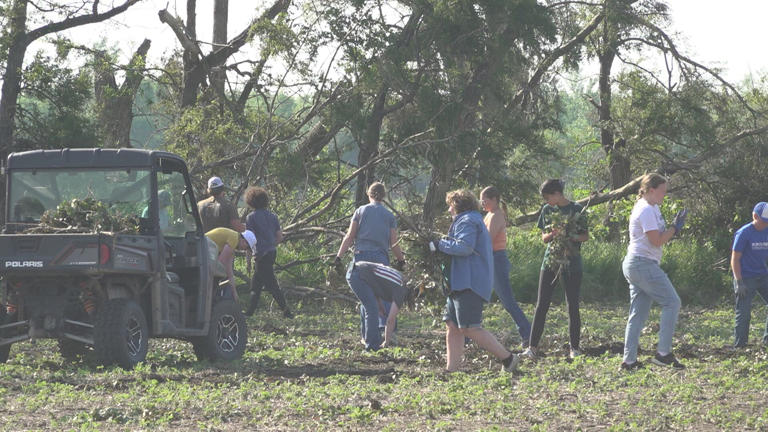 Volunteers clean up farm fields after deadly Enderlin tornado