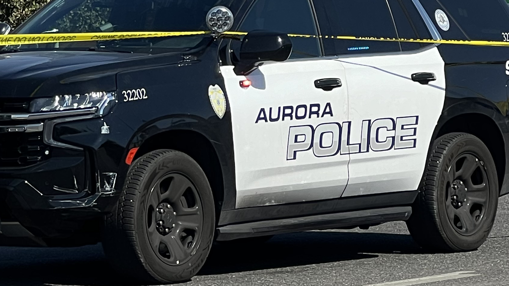 Three people stabbed in fight outside of Aurora restaurant, one arrested