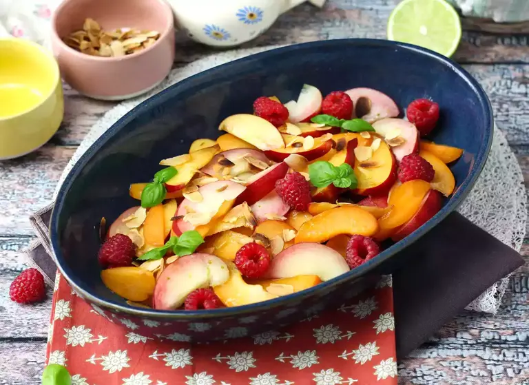 Ensalada de frutas de verano con melocotón, albaricoque y frambuesa ...