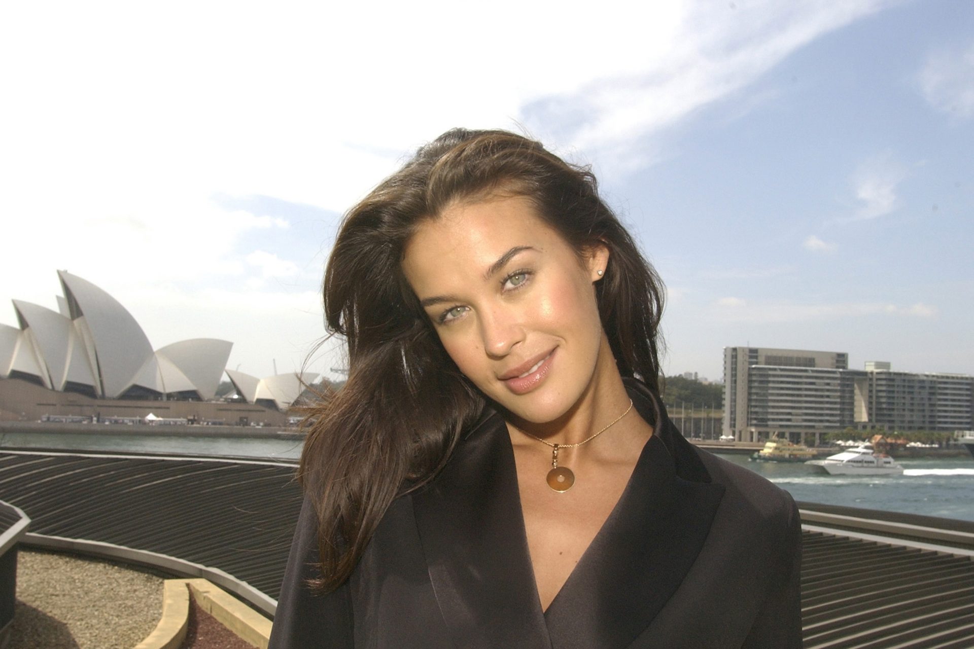 Lembra de Megan Gale, icônica top model dos anos 1990? Assim está hoje