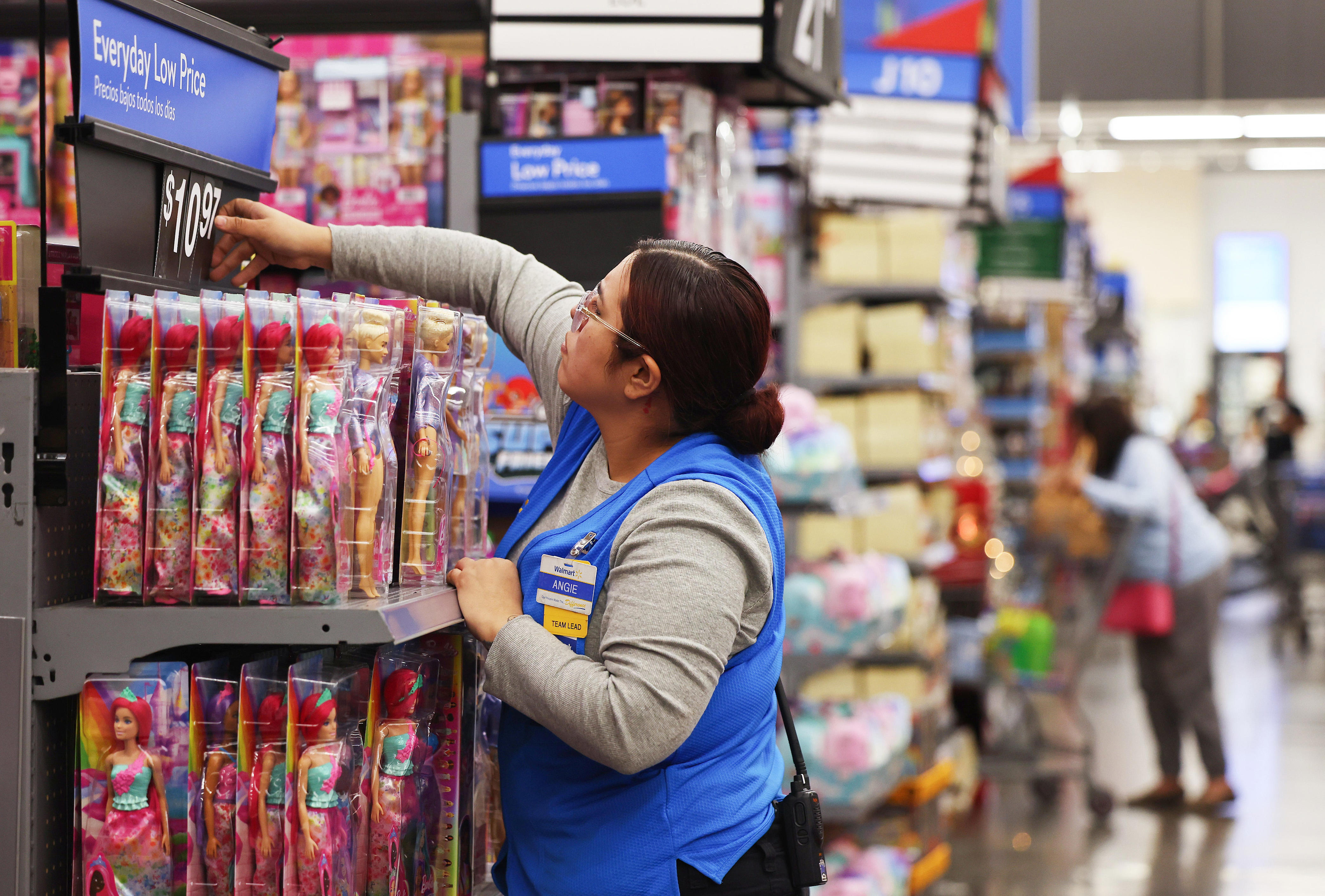 Walmart unveils new AI tools for workers. Here's what they'll do.