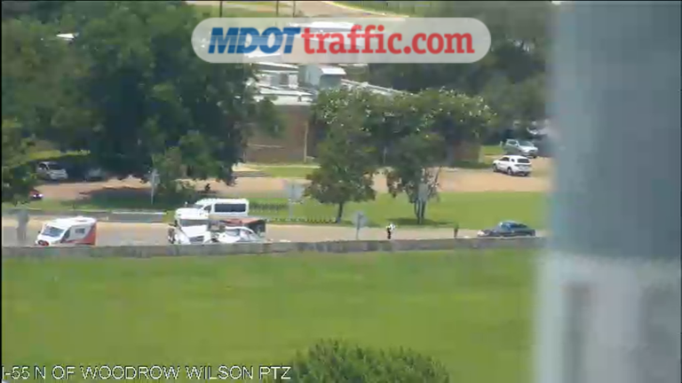 18-wheeler crash blocks two lanes on I-55 in Jackson