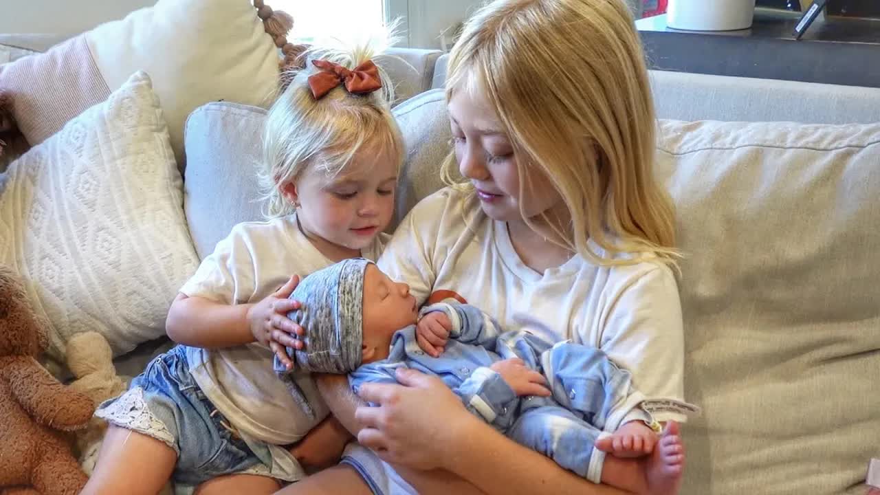 Everleigh and Posie meet their baby brother