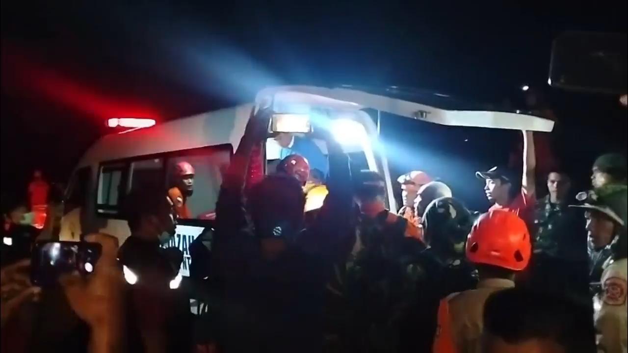 Indonesian rescuers retrieve body of Brazilian climber who died after ...