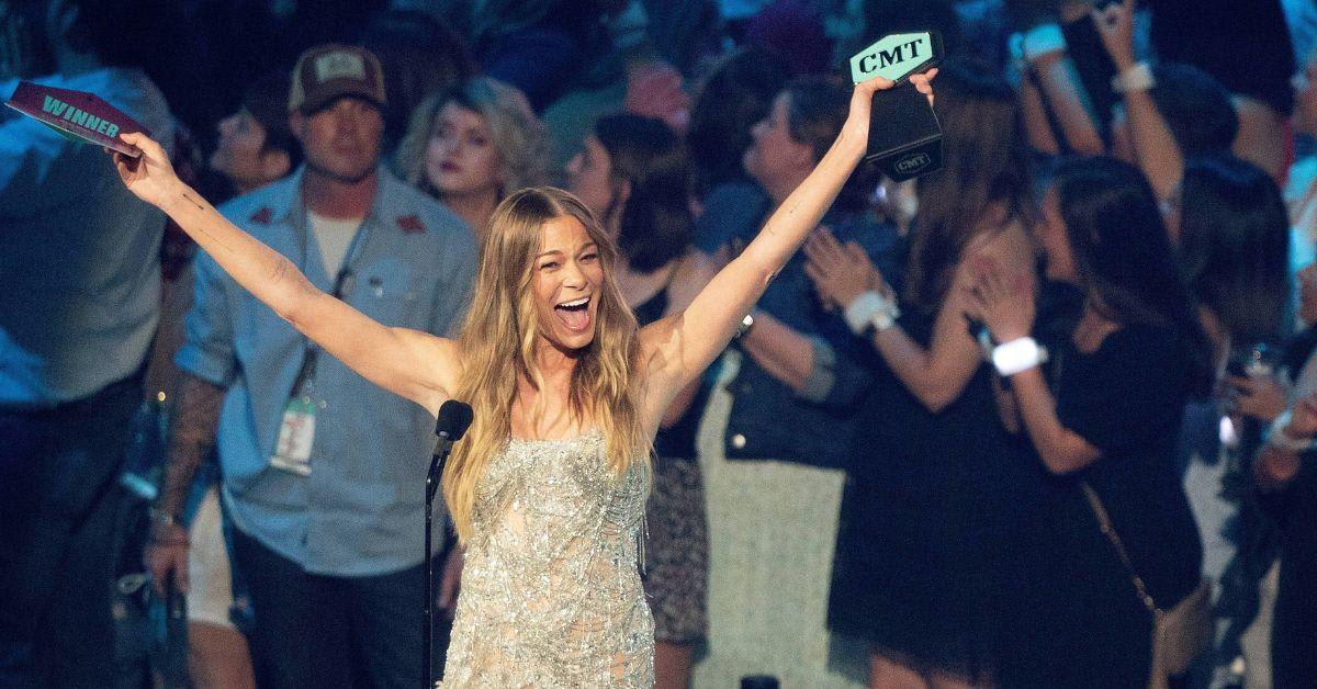 LeAnn Rimes' Tooth Falls Out of Her Mouth in Disastrous Concert Moment