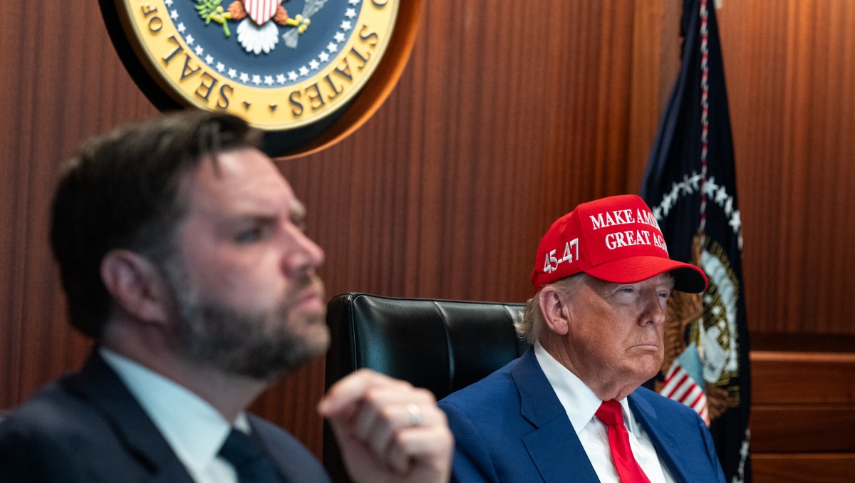 Trump oprimió el botón rojo, dijo que era una bomba nuclear, pero era ...