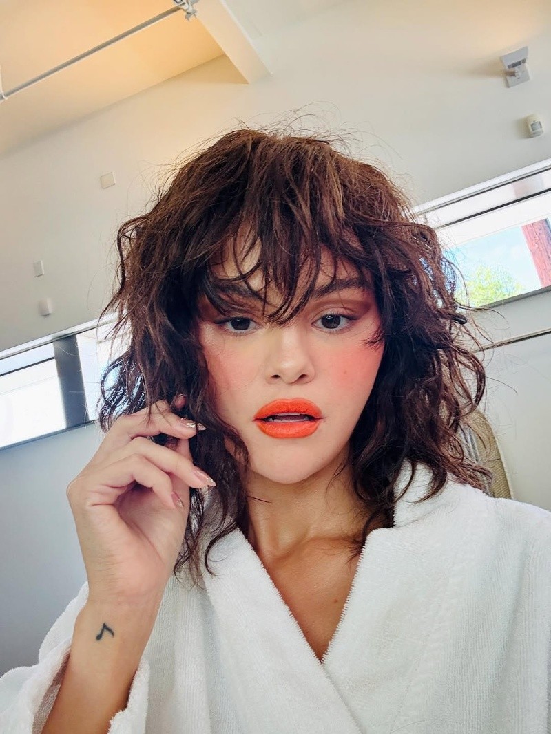 Selena Gomez redefine el estilo verano 2025 con el audaz corte bob lobo ...