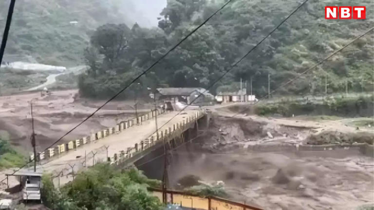 The Man Who Threw the First Pitch in Seattle Mariners History Has Died ...