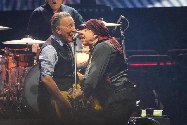 Cerca de 80.000 personas asistieron a los dos conciertos de Bruce ...