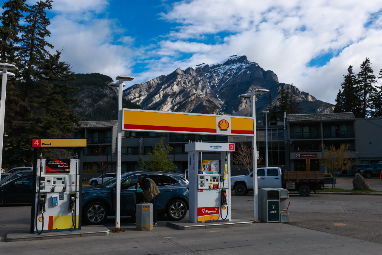 Shell in Early Talks to Acquire Rival BP