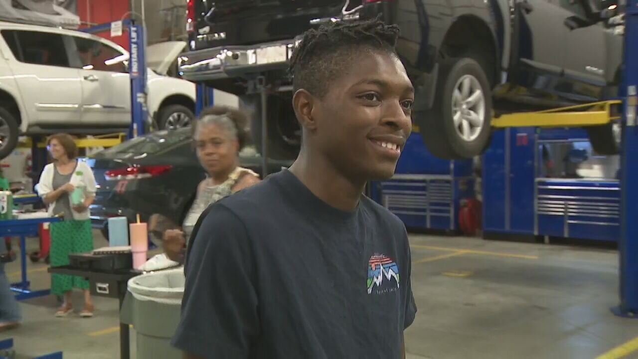 Teen who went viral for working drive-thru in graduation robe gets ...