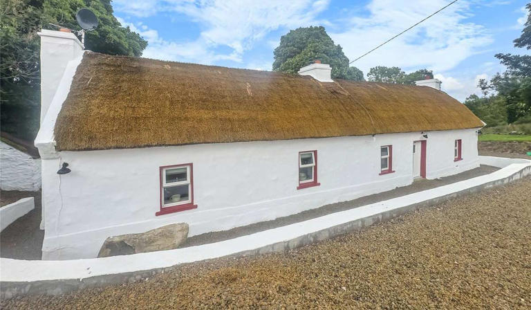 Inside ‘enchanting’ thatched cottage in Donegal on the market for under ...