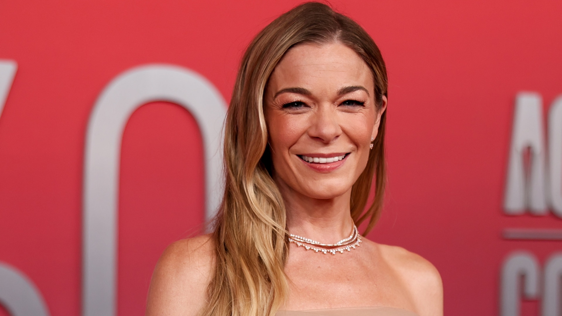 LeAnn Rimes Reveals Her Teeth Fell Out Mid-Performance