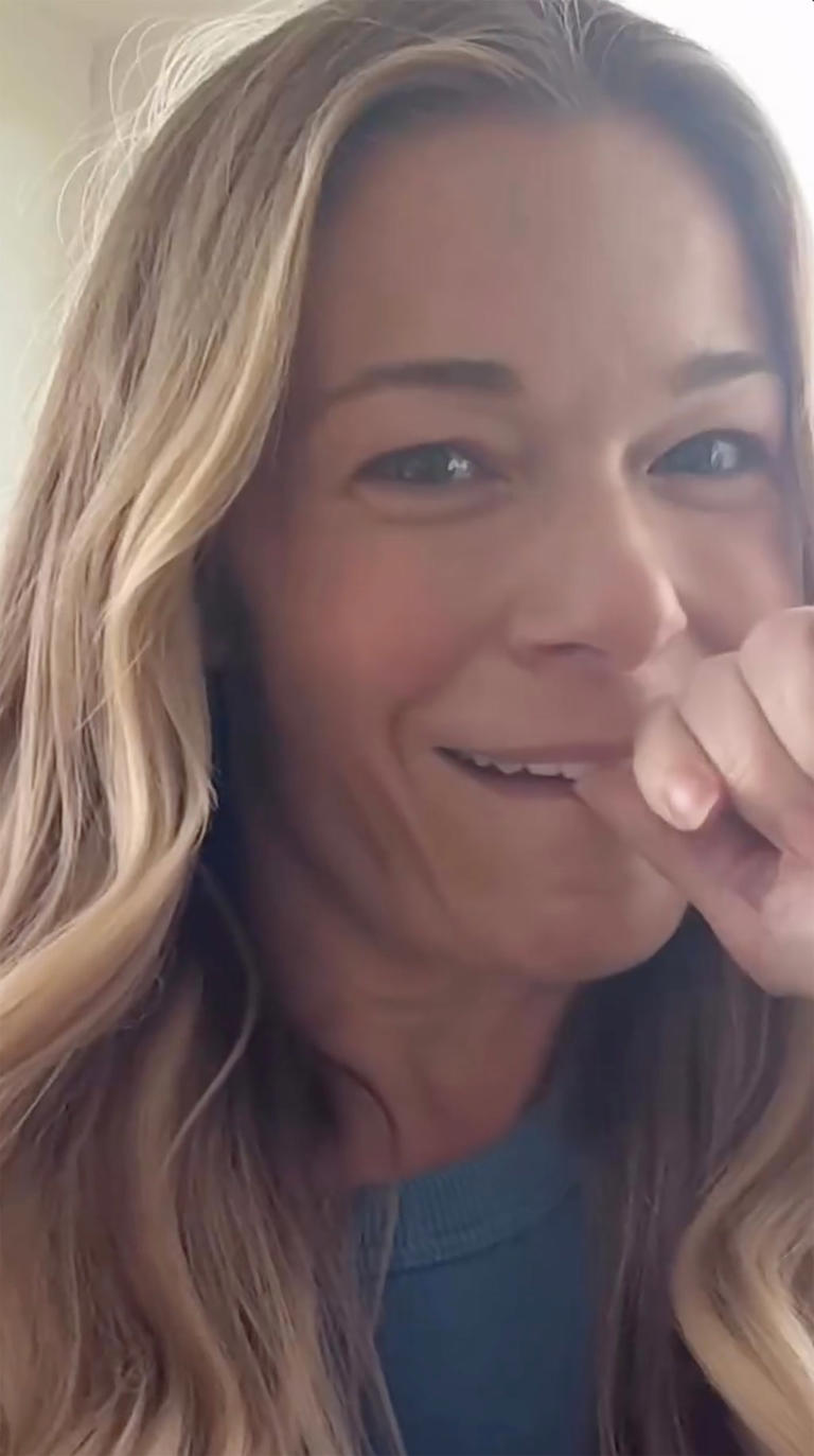 LeAnn Rimes runs offstage after her teeth fall out mid-concert