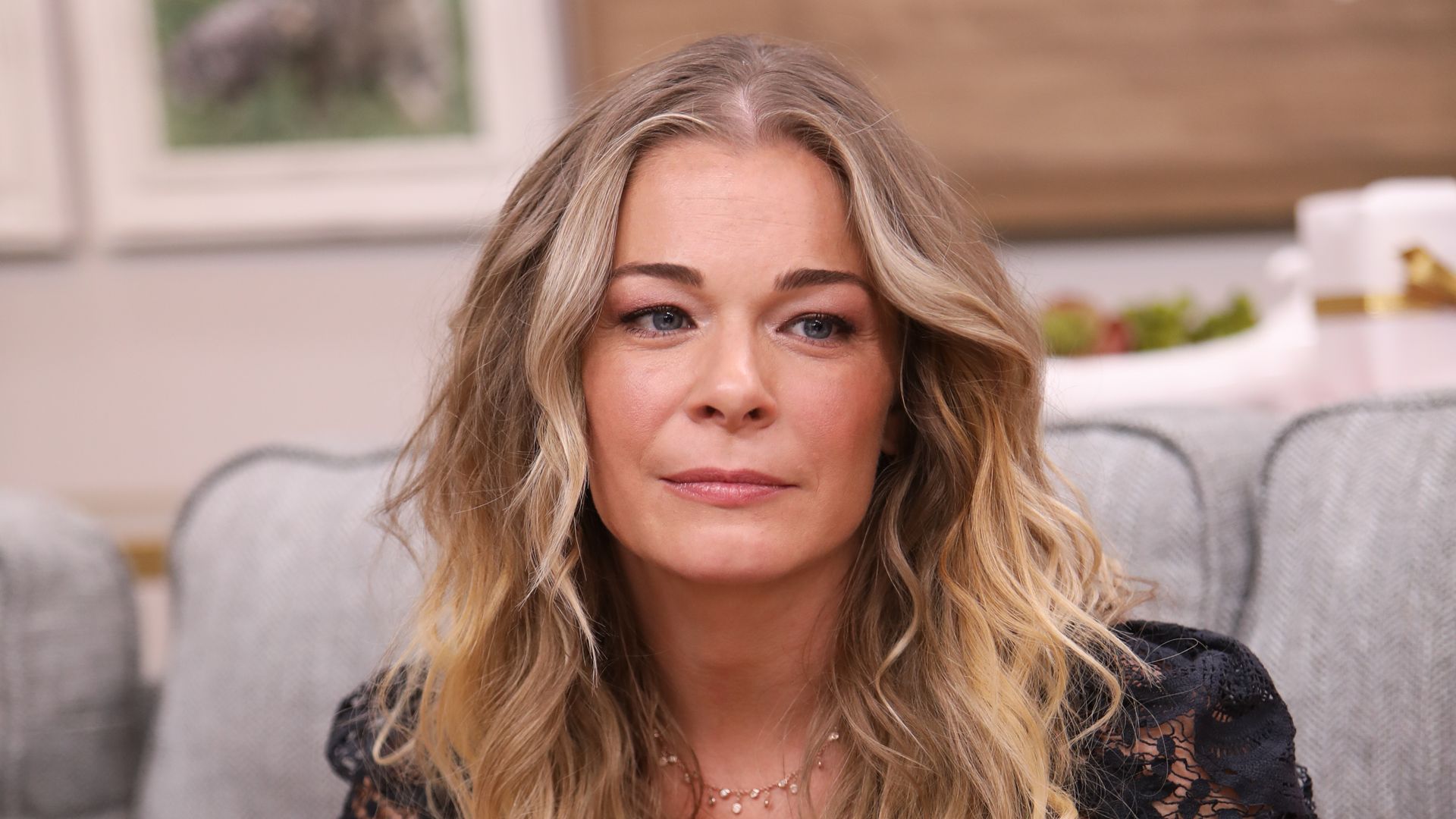 LeAnn Rimes rushes off stage during performance after her teeth fall out
