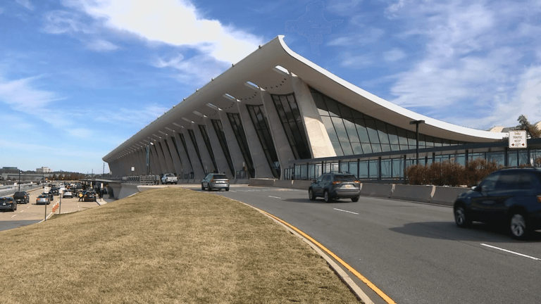 Dulles flight bound for Alabama makes emergency landing after engine ...