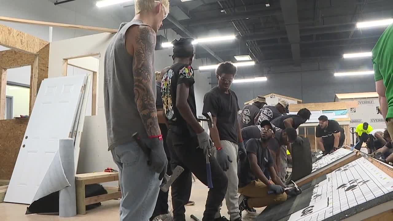 Baltimore residents get free hands-on roofing training