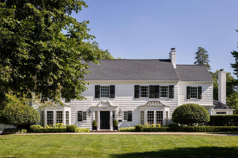 Designers say these 5 exterior paint colors could boost your home's ...