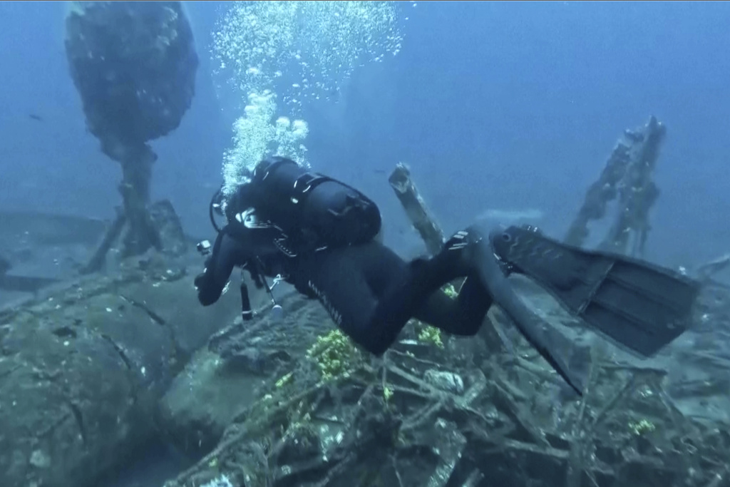 A wooden boat from the 18th century was found by chance in the seabed ...